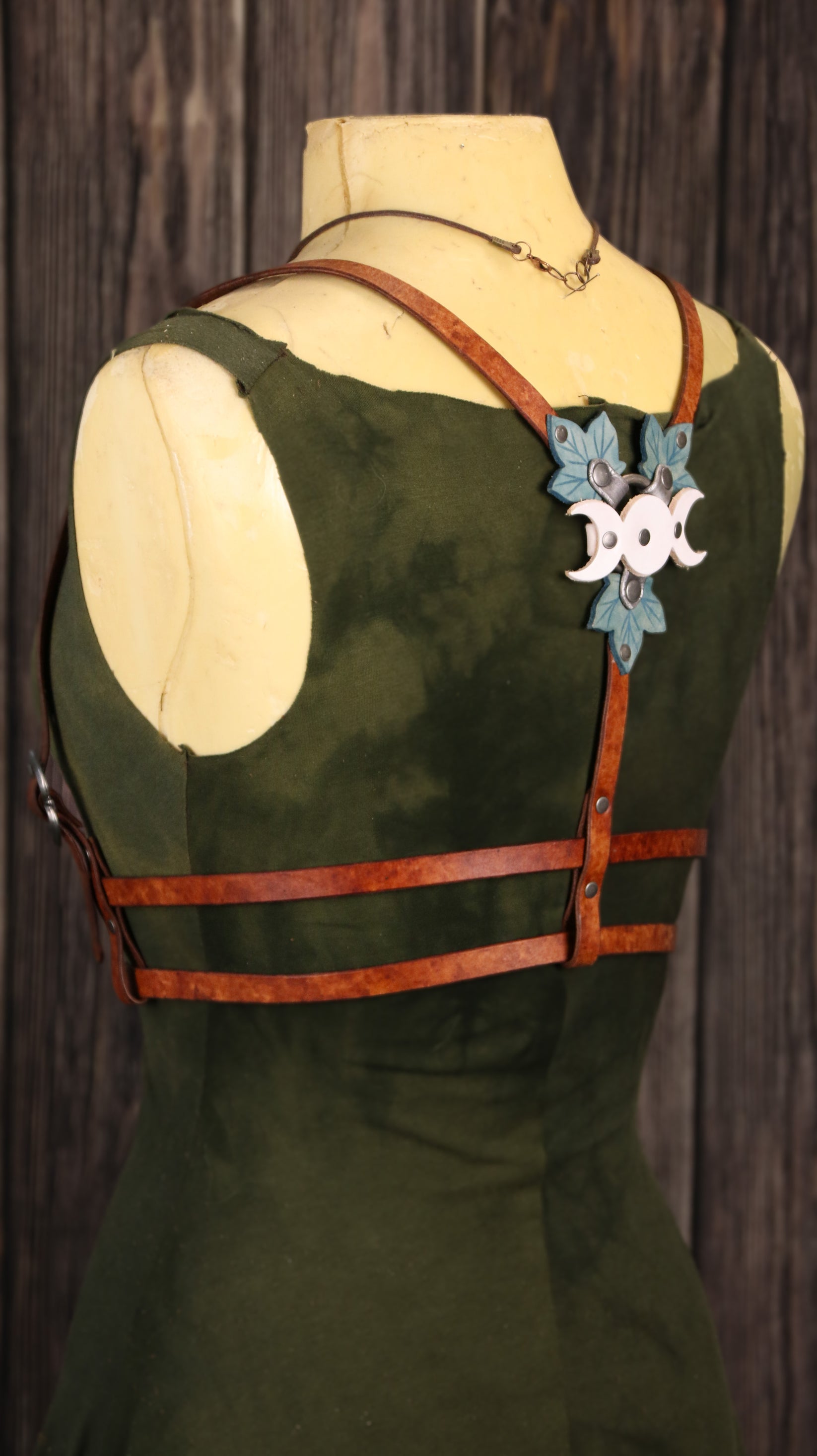 Basic Witch Harness in Ivy – Foxes and Ravens