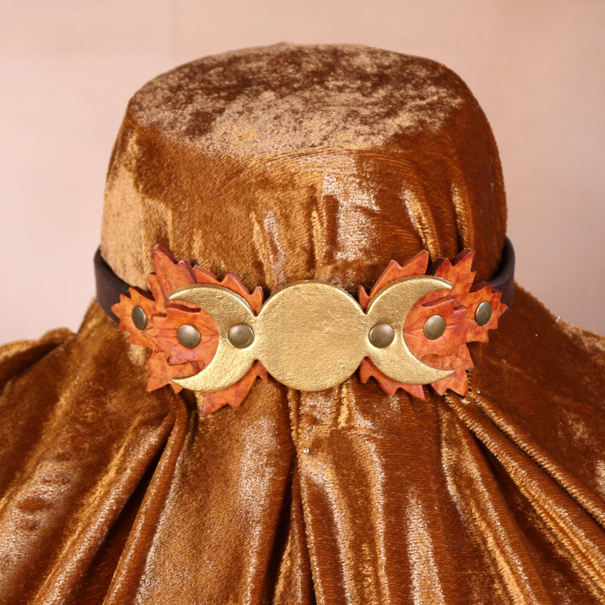 Basic Witch Collar in Maple – Foxes and Ravens