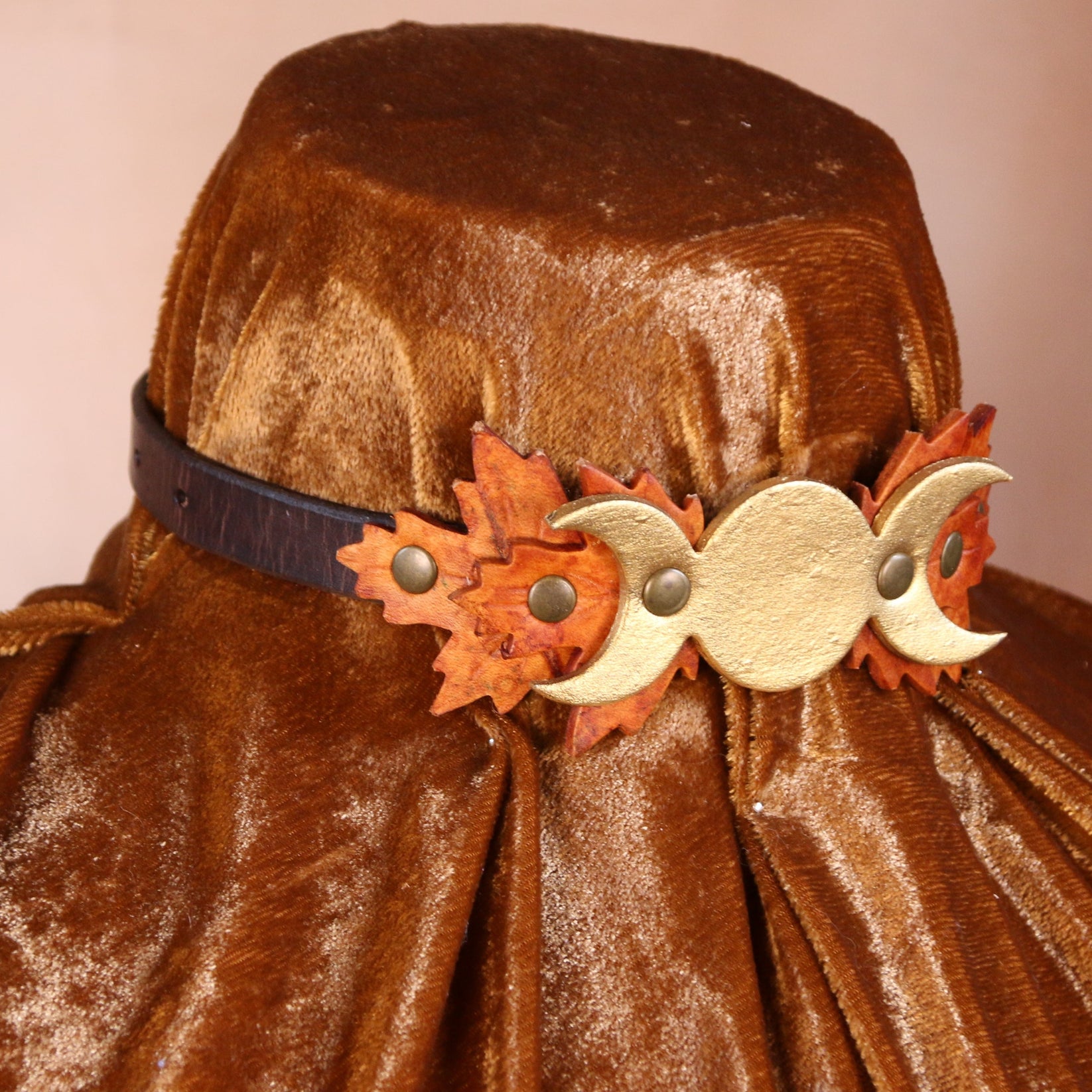 Basic Witch Collar in Maple – Foxes and Ravens