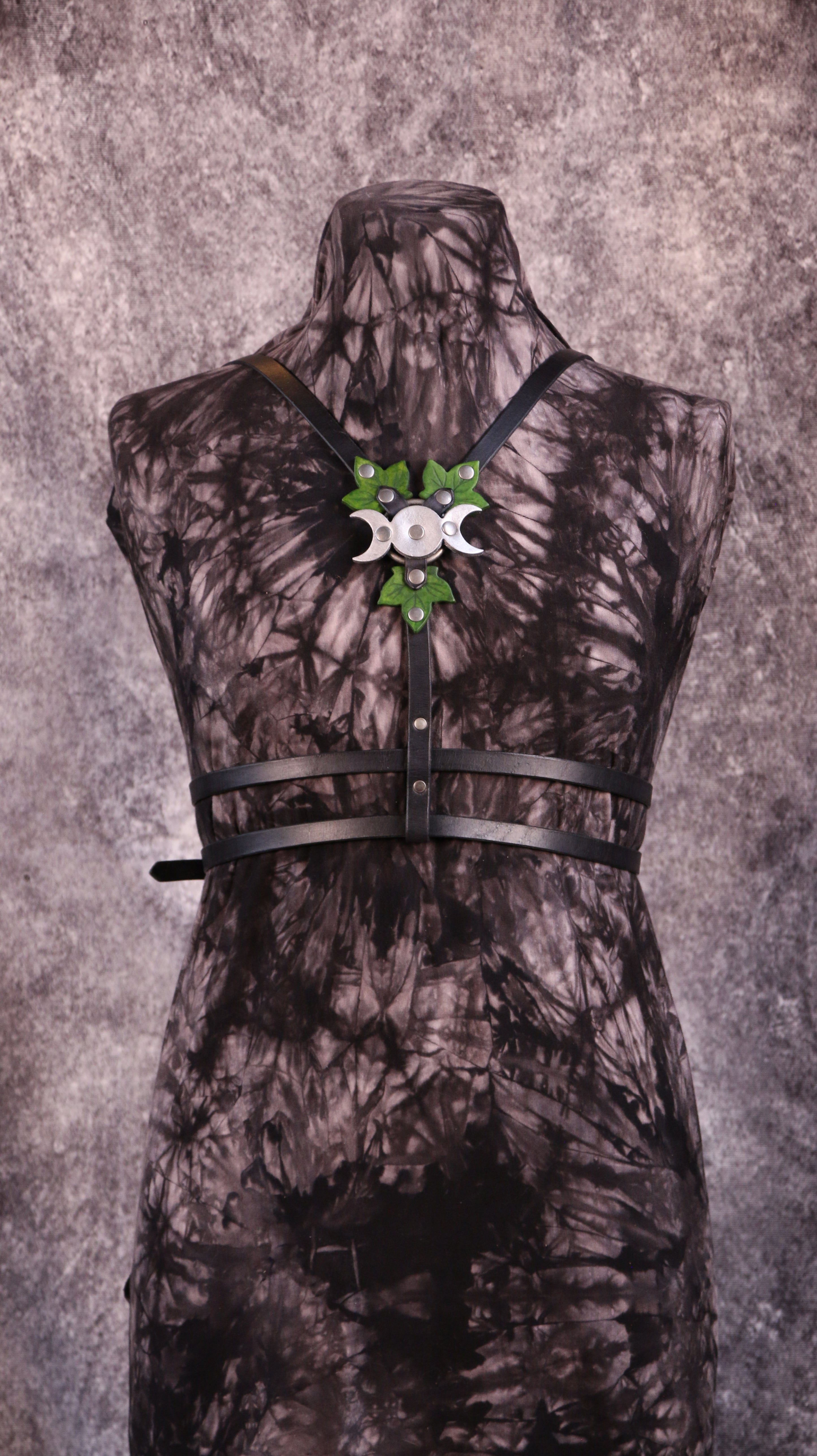 Basic Witch Harness in Ivy – Foxes and Ravens