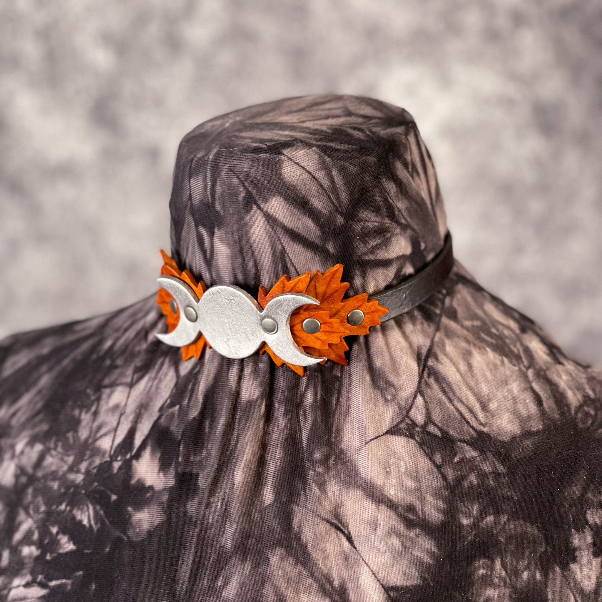 Basic Witch Collar in Maple – Foxes and Ravens