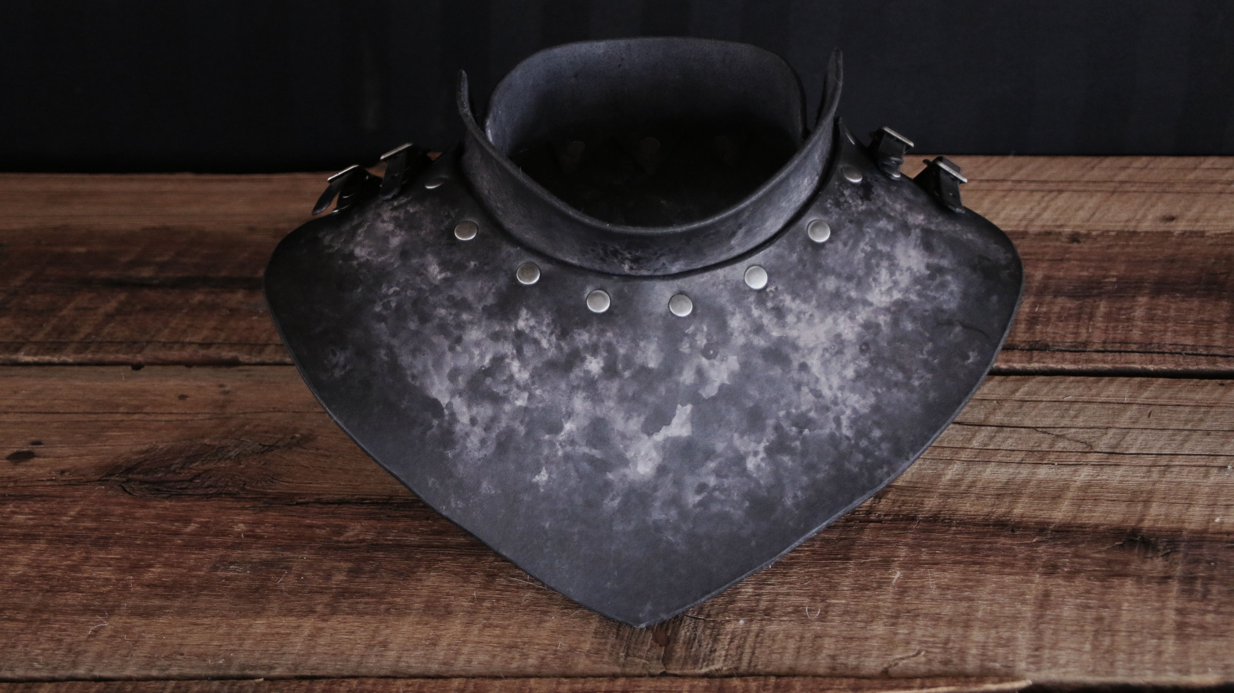 Wanderer's Gorget – Foxes and Ravens
